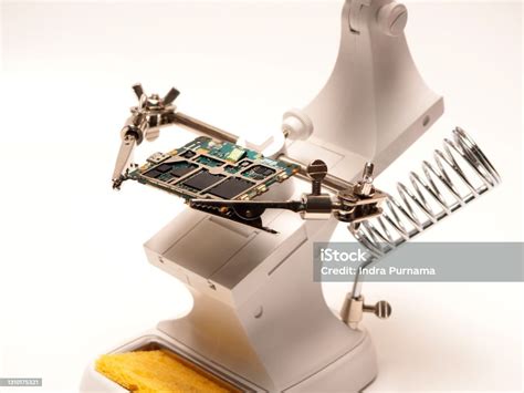 작은 부품을 더 잘 검사하기 위해 돋보기가 있는 흰색 수리 스탠드에 앉아 있는 인쇄 회로 기판의 클로즈업 촬영 0명에 대한 스톡 사진 및 기타 이미지 Istock