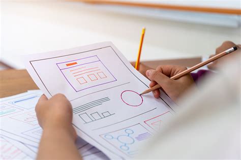 스마트 폰 또는 모바일 레이아웃 개발에 사용자 경험 Ux 웹을 만드는 아시아 스타트업 디자이너 기술 개발 장치의 웹에서 전에 종이 프로토 타입 프레임 워크 생산에 Ui 응용