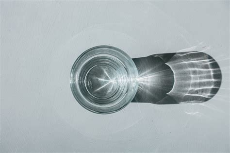 흰색 배경에 하드 그림자가있는 유리 유리 미니멀리즘의 개념 0명에 대한 스톡 사진 및 기타 이미지 0명 가득 찬 결정체 Istock