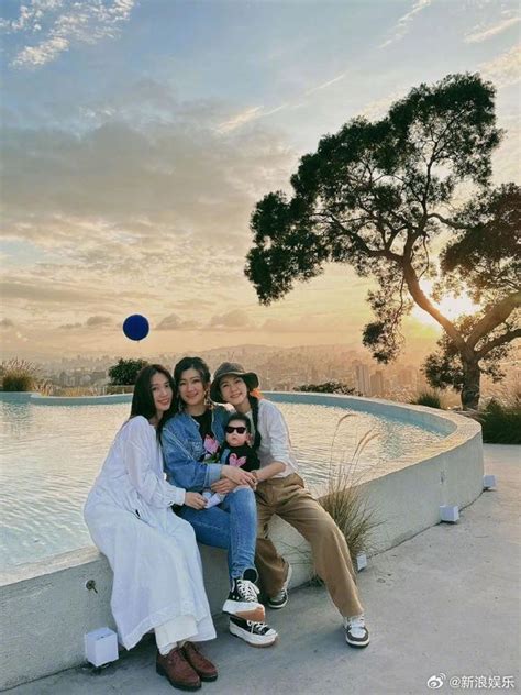 42岁selina晒一家三口合照庆生 儿子小腰果正面照曝光新浪图片