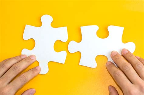 비즈니스 솔루션 성공 및 전략 개념 직소 퍼즐 조각을 연결하려는 두 손을 잃어버립니다 개념에 대한 스톡 사진 및 기타 이미지 개념 건설 산업 건축하기 Istock