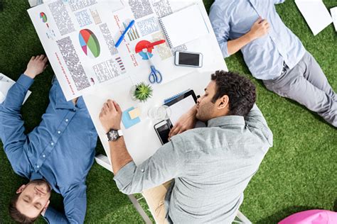 현대 사무실에서 테이블과 녹색 잔디 카펫에 자고 젊은 사업가 비즈니스 팀워크 개념에 대한 스톡 사진 및 기타 이미지 개념 경영자 과로 Istock