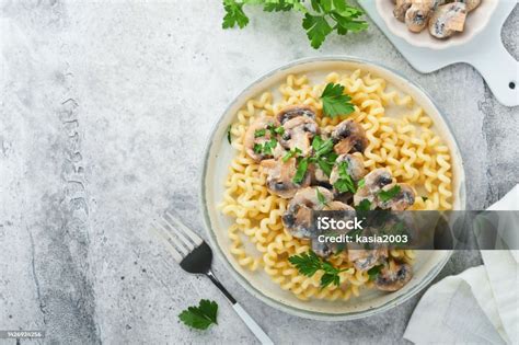 회색 돌 또는 콘크리트 테이블 배경에 접시에 버섯 치즈 및 마늘 크림 소스를 곁들인 Fusilli 파스타 상단 보기 전통적인 이탈리아 요리 0명에 대한 스톡 사진 및 기타