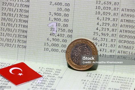 책 은행에 역과 미니 터키 플래그에 하나의 터키 리라시 또는 터키 리라 동전 돈 돈을 절약의 개념 가죽에 대한 스톡 사진 및 기타 이미지 Istock