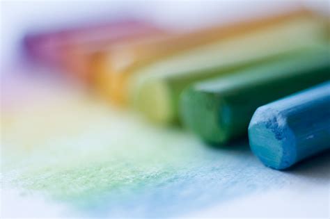흰색 표면에 여러 가지 빛깔의 파스텔 분필의 극단적 인 클로즈업 건조한에 대한 스톡 사진 및 기타 이미지 건조한 공부 공예 Istock