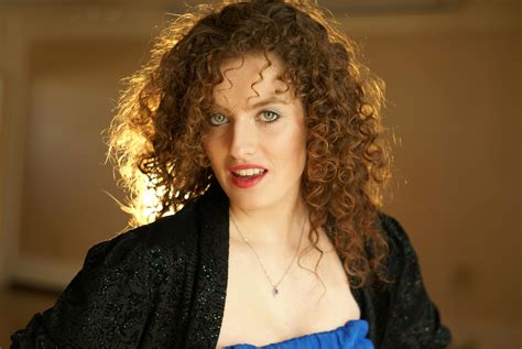 실내 검정 드레스 고급 광택 꾸뛰르 다채로운 단색 의상 디자이너 럭셔리 매력 매우 복잡한 매우 훌륭한 매혹적인 멋을 아는 모델 목걸이 미니멀