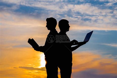 一个男人带着笔记本电脑和一本关于日落或日出背景的书剪影新旧价值观矛盾的观念旧高清图片下载 正版图片503682038 摄图网