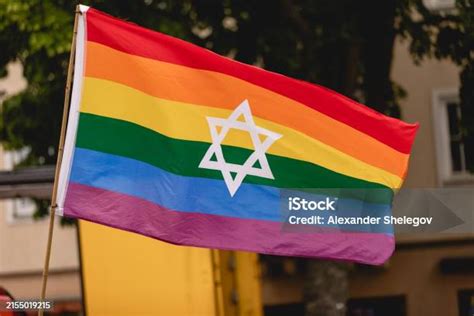 무지개 깃발 Lgbtqia 상징 게이 퍼레이드 프라이드 행사를 위한 컨셉 사진 다윗의 별 흰색 육각형 유대인의 정체성과 유대교