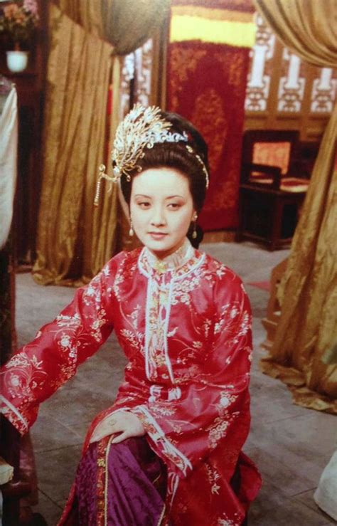 87版紅樓夢王熙鳳最美的幾張劇照，全是大紅色衣服，又美又霸氣 每日頭條