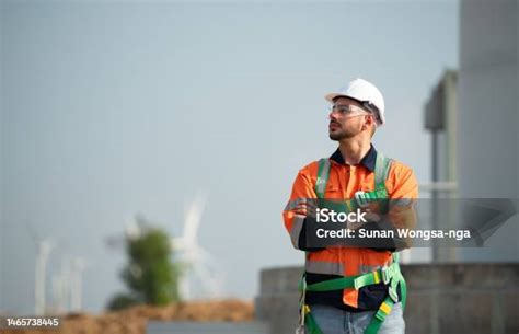 풍력 에너지를 전기 에너지로 변환하는 대형 풍력 터빈의 작동을 검사하기 위해 풍력 터빈 블레이드까지 올라가는 임무를 가진 자연 에너지 풍력 터빈 현장의 엔지니어 개발에 대한