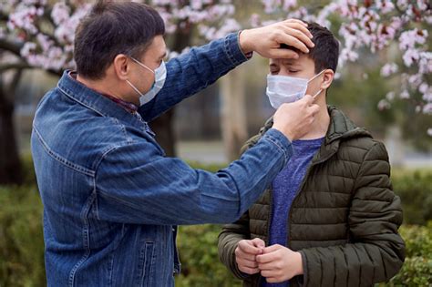 얼굴 마스크를 가진 아버지와 아들은 도시 야외 피는 나무 봄 시즌 꽃 시간 먼지가 공기로부터 알레르기와 건강 보호의 개념 2명에 대한 스톡 사진 및 기타 이미지 Istock