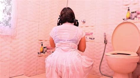 තෙත් වුන සුදු ගවුමෙ සාරාගී යට ඇදුම් එකින් එක ඉවත් වෙන විට පයි කෙලින්වේ Asian Sexy School Girl