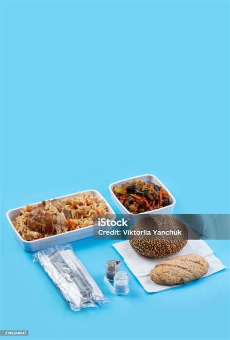 부드러운 파란색 배경에 클로즈업 일회용 식기 비행기 음식 스낵 일회용 세트 소금과 후추 구운 야채 베이글 달콤한 쿠키 닭고기 볶음밥이 있습니다 0명에 대한 스톡 사진 및