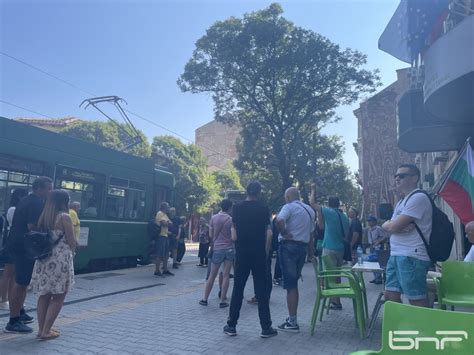 Десетки на протест в София искат демонтаж и преместване на Паметника на Съветската армия От