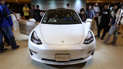 „Тесла“ се връща в играта с рекордни доставки на Модел 3