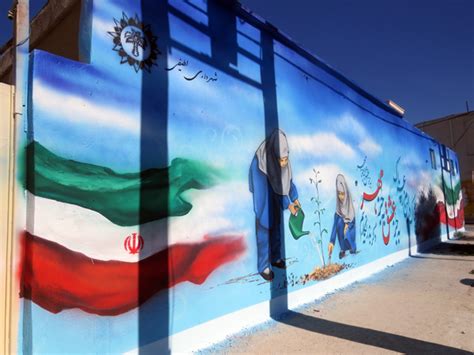 اجرای نقاشی دیواری علم و دانش روی دیوار مدرسه فاطمیه لطیفی