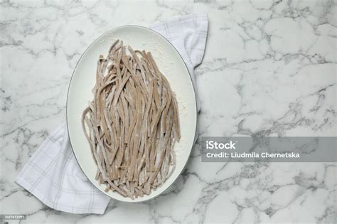 조리되지 않은 수제 메밀 과 냅킨을 흰색 대리석 테이블에 올려 놓고 정상을 볼 수 있습니다 텍스트를 위한 공간 0명에 대한 스톡