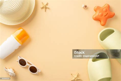 어린이를 위한 Spf 제품 해변 놀이 필수품의 탑 뷰 자외선 차단제 모래 곰팡이 선글라스 모자 고무 슬리퍼 조개껍데기 불가사리 텍스트 또는 광고를 위한 공간이 있는 부드러운