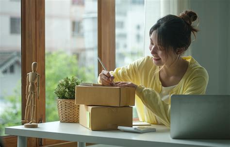 골판지 상자에 주소를 쓰는 여성 기업가 작은 웹 비즈니스의 개념 20 24세에 대한 스톡 사진 및 기타 이미지 20 24세 고객 기업가 Istock