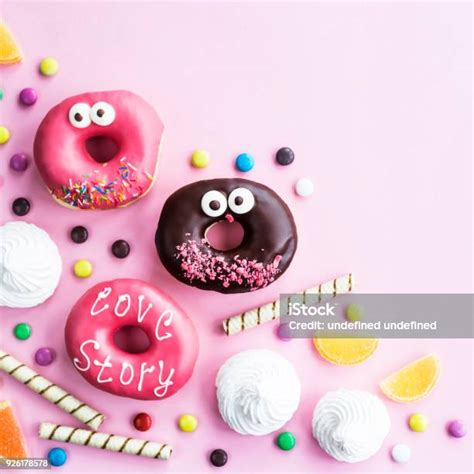 정크 식품입니다 도넛 마멀레이드 초콜릿 스틱 볼 그리고 분홍색 배경에 머 랭 건강에 해로운 식품 개념입니다 최고의 볼 수 있습니다 Copyspace 0명에 대한 스톡 사진