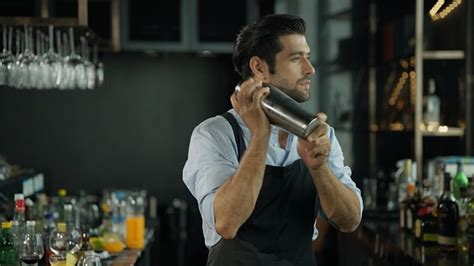 바텐더 직업 기술 칵테일을 만드는 젊은 바텐더 칵테일 바에서 바텐더는 셰이커를 손에 들고 바 카운터에 서 있습니다 공휴일에 대한 스톡 사진 및 기타 이미지 Istock