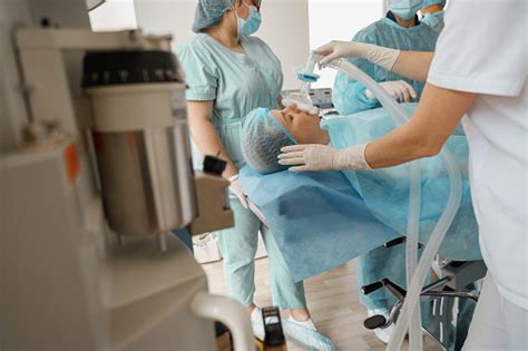 수술 중 환자 얼굴에 호흡 마스크를 들고 있는 의사 마취과 의사의 손을 감으십시오 중환자실에 대한 스톡 사진 및 기타 이미지 중환자실 산소 아이 Istock