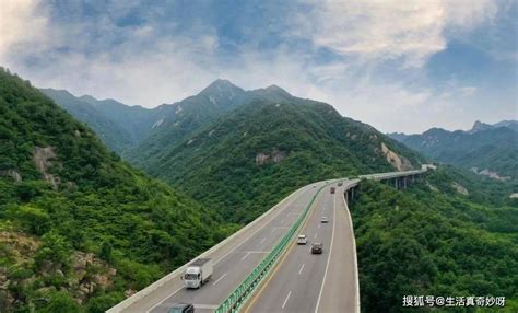 高速上遇到暴雨看不清路能靠边停车吗交警解释来了 搜狐汽车 搜狐网