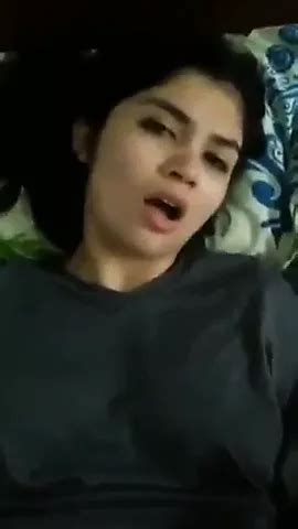 보지를 보여주는 귀여운 인도 여친 xHamster