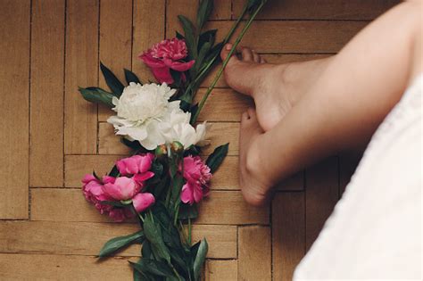 아름 다운 분홍색 모란와 화이트 보헤미안 드레스 나무 바닥에 여 자가 Boho의 다리 보기 가기 텍스트를 위한 공간입니다 꽃과