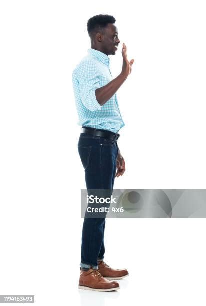 전체 길이사이드 뷰프로필 보기1인 2029세 성인 잘생긴 사람 곱슬 머리흑발 아프리카 민족아프리카계 미국인 민족세대 Z 남성젊은 남성 서인사 손 흔들기에 대한 스톡 사진 및