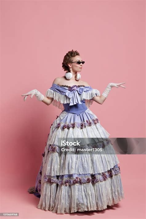 분홍색 배경에 고립 된 르네상스 스타일의 드레스에서 중세 왕실 사람의 이미지에 젊은 사랑스러운 소녀의 빈티지 초상화 시대의 비교 아름다움 드레스에 대한 스톡 사진 및 기타