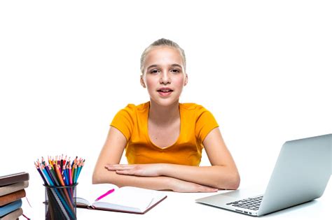 교육 개념 실내에서 노트북으로 포즈를 취하는 백인 십대 소녀의 초상화 흰색에 격리 수평 이미지 방향 12 13세에 대한 스톡