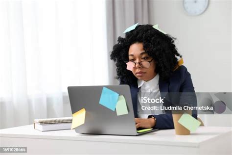마감일 개념입니다 사무실에서 노트북을 들고 일하는 피곤한 여자 텍스트를 위한 공간 알림으로 도처에 많은 스티커 메모 25 29세에 대한 스톡 사진 및 기타 이미지 Istock