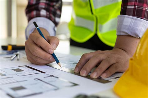 설계 사무실의 건축가는 청사진을 그리고 건설 프로젝트를 계획하고 있습니다 개념에 대한 스톡 사진 및 기타 이미지 개념 건설 산업 건설 프레임 Istock