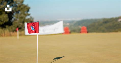 낮 동안 녹색 필드에 빨간색 흰색과 파란색 깃발 사진 Unsplash의 무료 골프 이미지