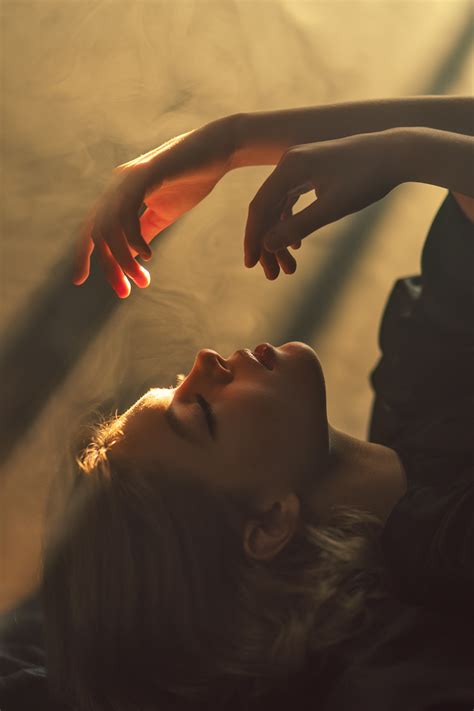 Фото Девушка с закрытыми глазами держит руки над лицом