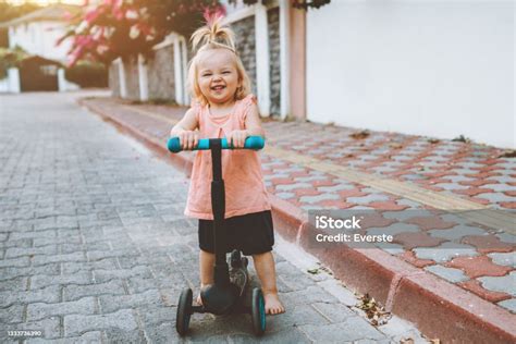 도시 거리 행복 아기 1 세 건강한 활동적인 라이프 스타일 가족 재미 야외에서 스쿠터를 타고 어린이 소녀 아기에 대한 스톡 사진 및 기타 이미지 Istock