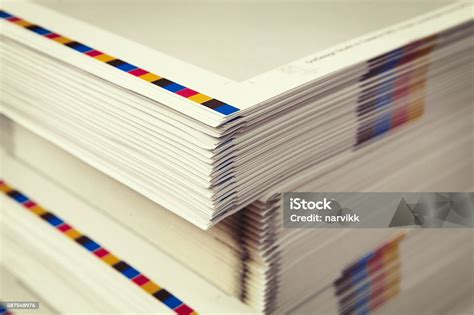 인쇄 공장에서 인쇄된 폴더의 세부 정보 인쇄기에 대한 스톡 사진 및 기타 이미지 인쇄기 인쇄 공장 프린터하기 Istock