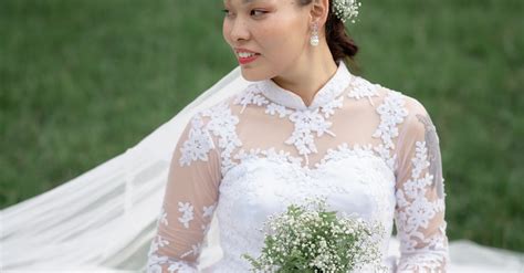 야외 디테일 레이스 웨딩드레스를 입은 우아한 신부 · 무료 스톡 사진