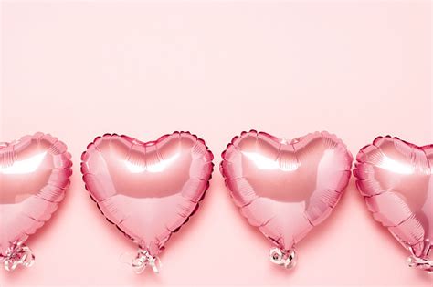 분홍색 배경에 하트 모양의 분홍색 공기 풍선 발렌타인 데이 장식 결혼식 초대장 또는 포토 존에 대한 개념 호일 공 플랫 레이 상단 보기 결혼식에 대한 스톡 사진 및 기타