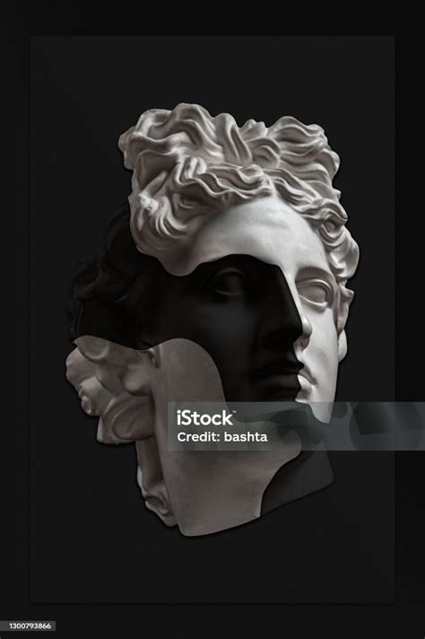 팝 아트 스타일로 인간의 얼굴의 석고 골동품 조각 콜라주 흑백고대 동상 머리를 가진 창조적 인 개념 이미지 진 문화 현대 미술 스타일 포스터 아폴로 흉상 조각상에 대한 스톡