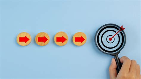 목표 및 화살표 아이콘 사업 전략 계획 관리 사업 재무 투자 진행 사업 프로세스 및 워크 플로우 개발을 위해 나무 블록에 돋보기로 표시 개발에 대한 스톡 사진 및 기타