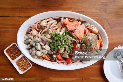 굴 신선한 연어 게 오징어 및 새우와 같은 태국 스타일의 혼합 매운 해산물 샐러드의 최고 전망 0명에 대한 스톡 사진 및 기타 이미지 Istock