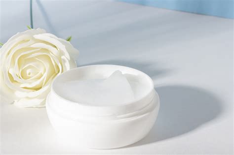 보습 페이스 크림의 화장품 화이트 오픈 항아리 크림 로션 페이스 마스크플라스틱 용기 환경 친화적 인 유기농 화장품의 개념