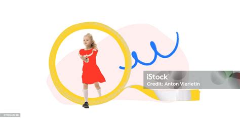 현대 미술 콜라주 미니멀한 분홍색 배경과 푸른 소용돌이에 빨간 드레스를 입은 큰 노란색 테이프 안에 서 있는 소녀 장난기 넘치는 어린 시절 4 5세에 대한 스톡 사진 및