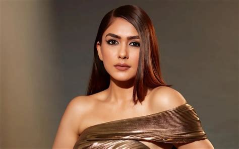 Download Mrunal Thakur 2022 Indian Celebrity Bollywood Movie Stars