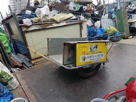 시청앞커피 폐지줍는 어르신들과 함께하는 리어카광고 시청앞커피에서는 어르신들께 매달 3만원을 Facebook
