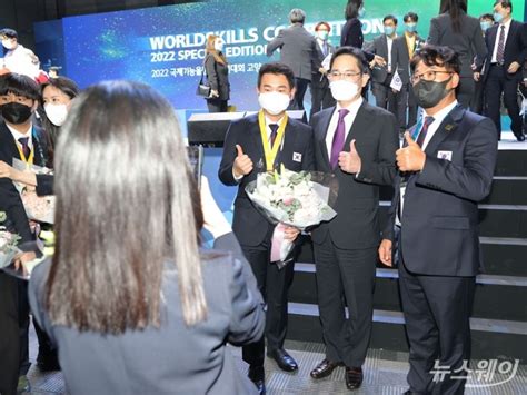 기능올림픽 수상자들과 기념촬영하는 이재용 삼성전자 부회장 뉴스웨이