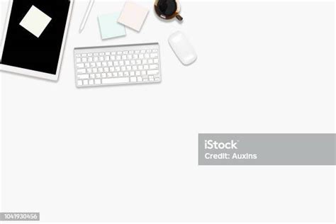 디지털 태블릿 컴퓨터 휴대 전화 및 액세서리와 함께 사무실 테이블의 평면 위치 사진 에 격리 된 흰색 배경 데스크톱 오피스 이랑 개념입니다 개념에 대한 스톡 사진 및 기타