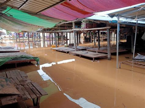 ဟိုပန်၌ အဆက်မပြတ်မိုးရွာသွန်းမူကြောင့် နမ့်ဆွမ်ချောင်းရေလျှံကာ မြေနိမ့်ပိုင်းရှိ မြို့ပေါ်ရပ်ကွက